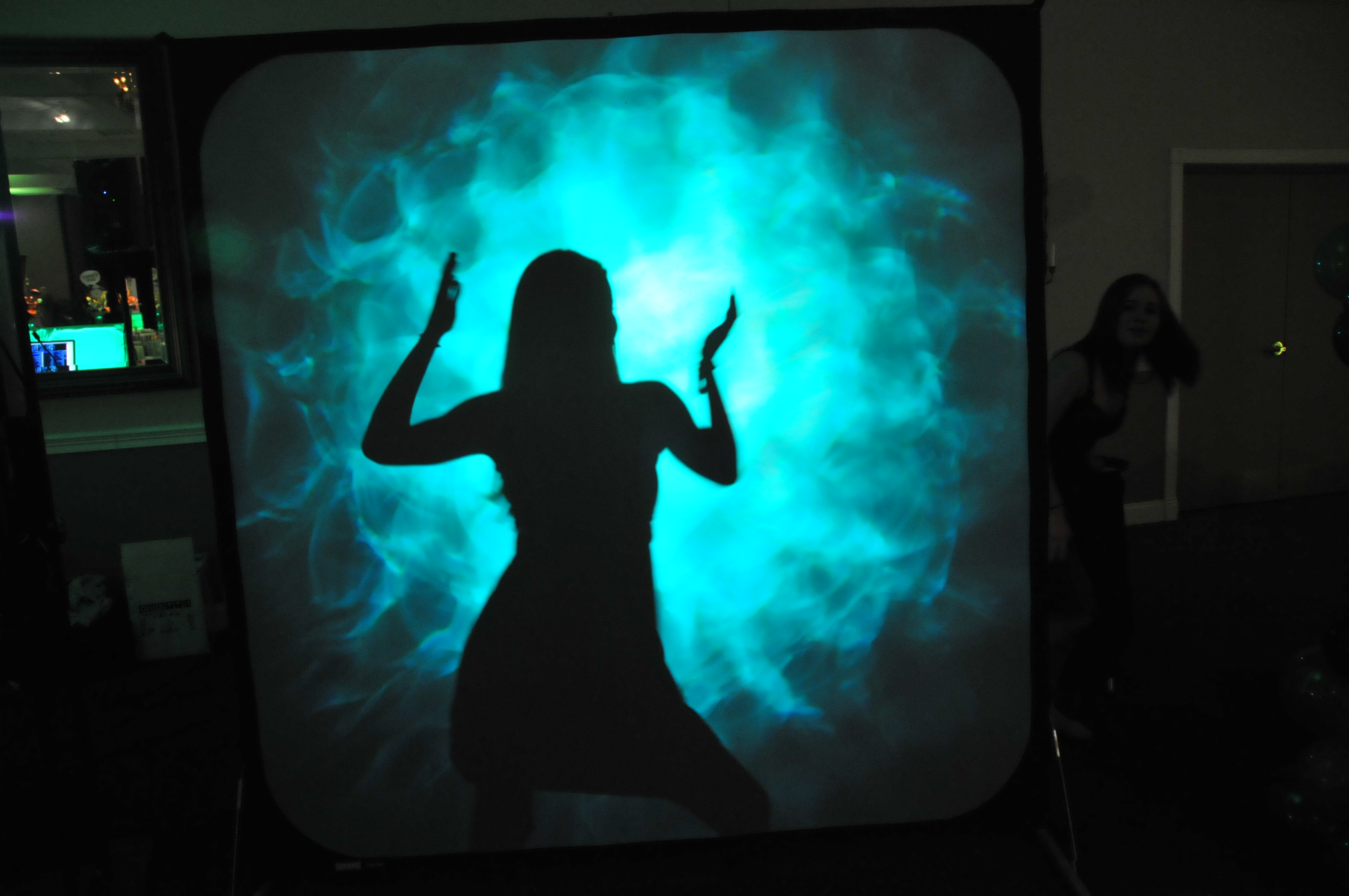 Silhouette Screen | DJ Mike On The Mic